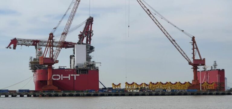 3,000t吊「Alfa Lift」クレーン搭載完了