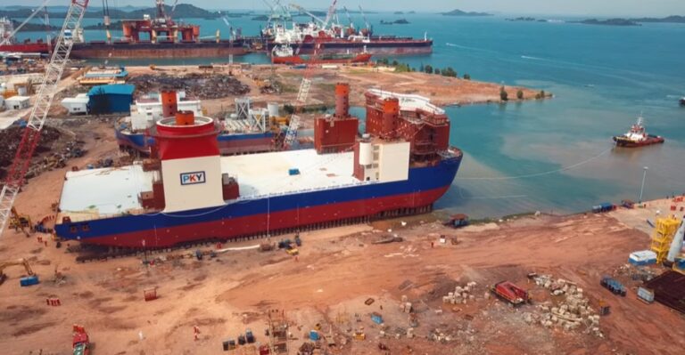インドネシアで建造中の国内2隻目のSEP起重機船が進水