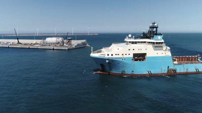 スペインでDemoSATHプロジェクトの2MW浮体式洋上風力試験機 組立完了