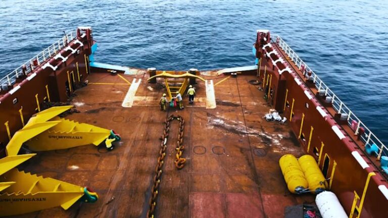 スペインでDemoSATHプロジェクトの2MW浮体式洋上風力試験機 組立完了