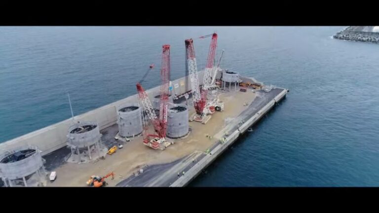 スペインでDemoSATHプロジェクトの2MW浮体式洋上風力試験機 組立完了