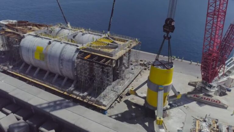 スペインでDemoSATHプロジェクトの2MW浮体式洋上風力試験機 組立完了