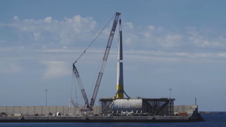 スペインでDemoSATHプロジェクトの2MW浮体式洋上風力試験機 組立完了