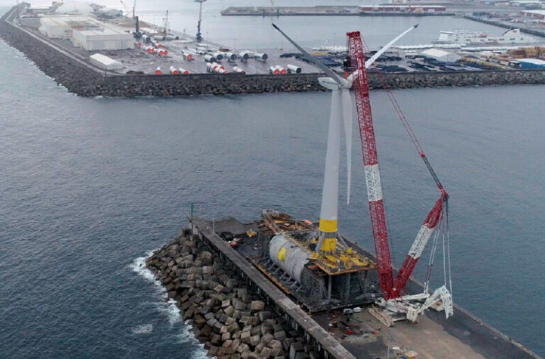 スペインでDemoSATHプロジェクトの2MW浮体式洋上風力試験機 組立完了