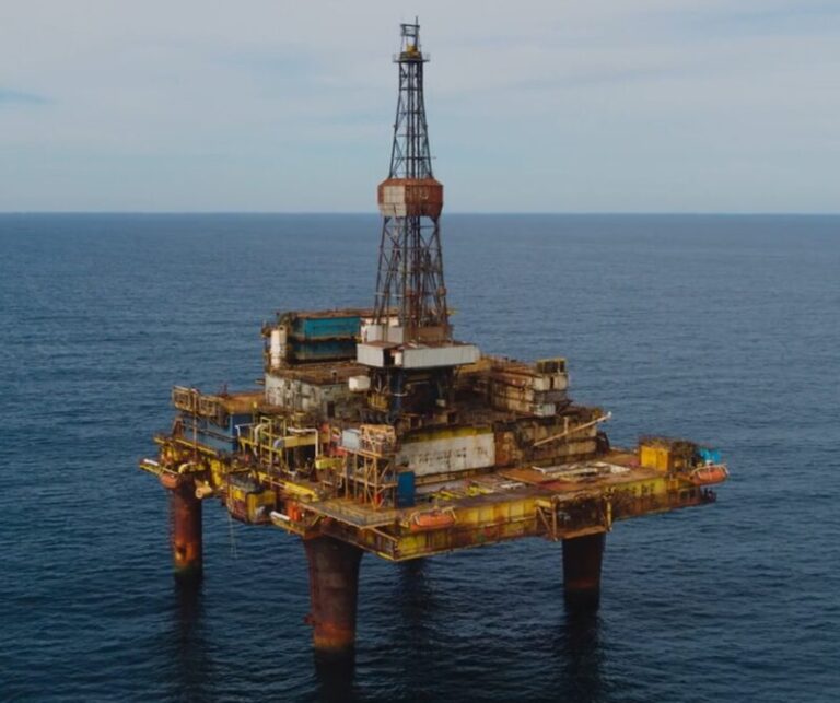 「Sleipnir」がDunlin油田のトップサイドを撤去