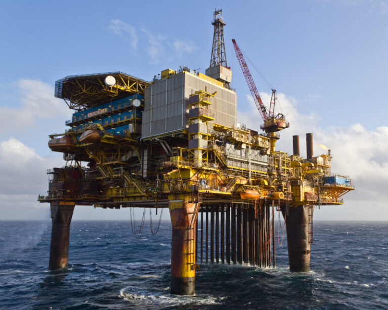 「Sleipnir」がDunlin油田のトップサイドを撤去