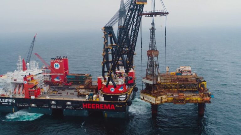 「Sleipnir」がDunlin油田のトップサイドを撤去