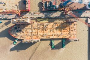 中国で8万トン級の半潜水式運搬船「華瑞龍」が完成