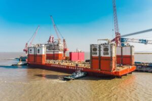 中国で8万トン級の半潜水式運搬船「華瑞龍」が完成