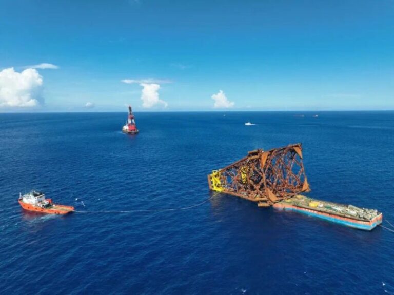 中国でアジア最大規模のfloat-overによるトップサイド設置