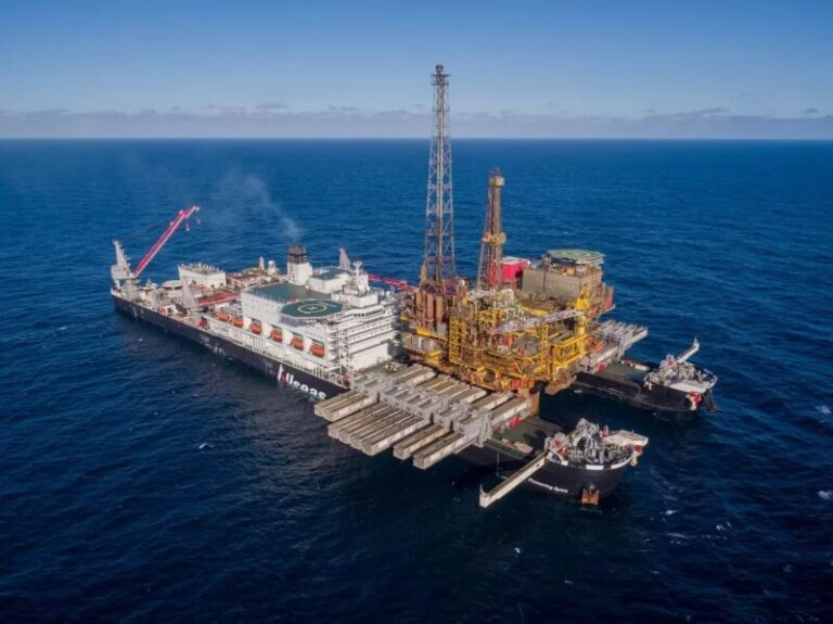 約2ヵ月かけてヨーロッパに運ばれる円筒型FPSOが中国を出港