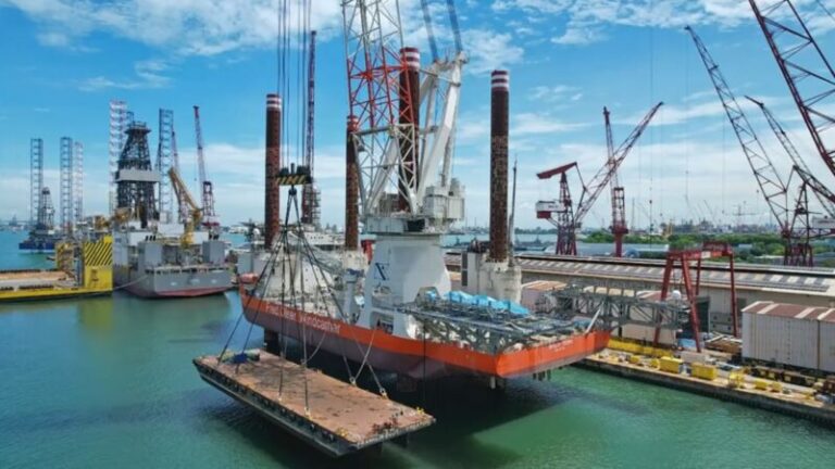 1,600トン吊りSEP起重機船「Bold Tern」