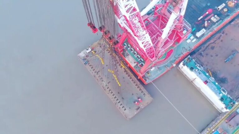 12,000トン吊りクレーン船「Zhen Hua 30」