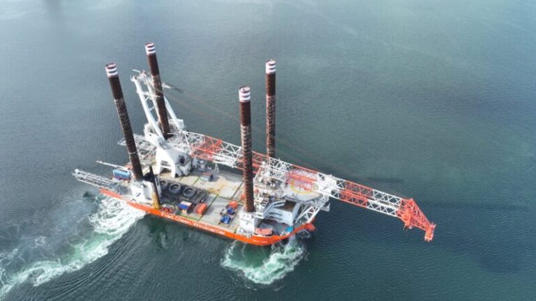 1,600トン吊りSEP起重機船「Bold Tern」