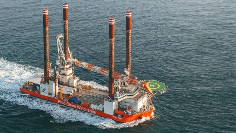 1,600トン吊りSEP起重機船「Bold Tern」