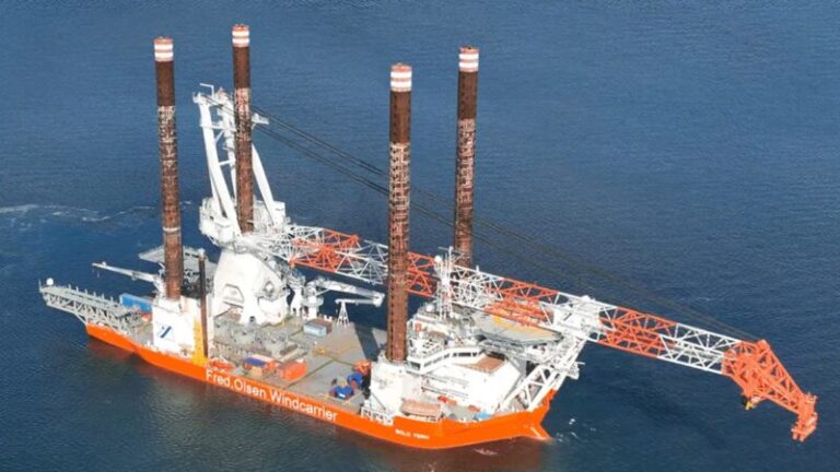 1,600トン吊りSEP起重機船「Bold Tern」