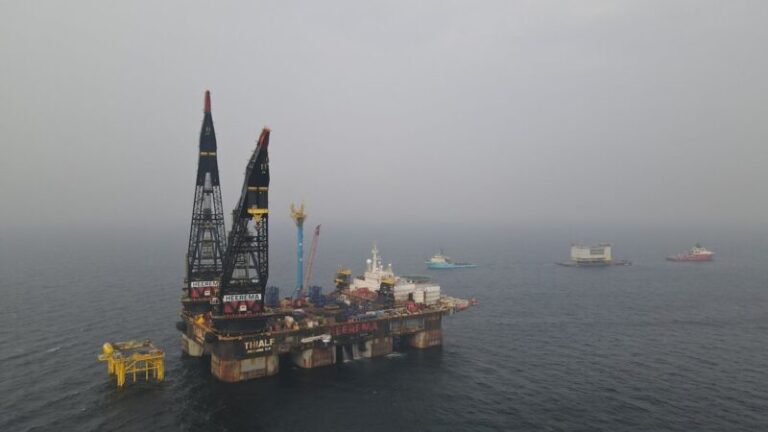 ThialfによるBaltic EagleのOSSトップサイド設置