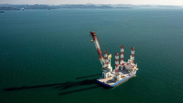 最大揚程152m、国内最大の陸上風車建設用移動式タワークレーン完成