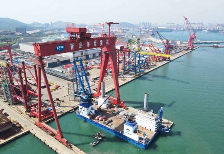 SEP船「华夏金租神大01」メインクレーン搭載完了
