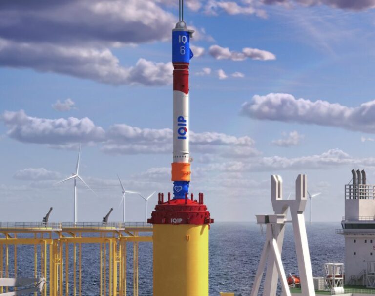 入善洋上風力で「BLUE WIND」が使用した巨大油圧ハンマー