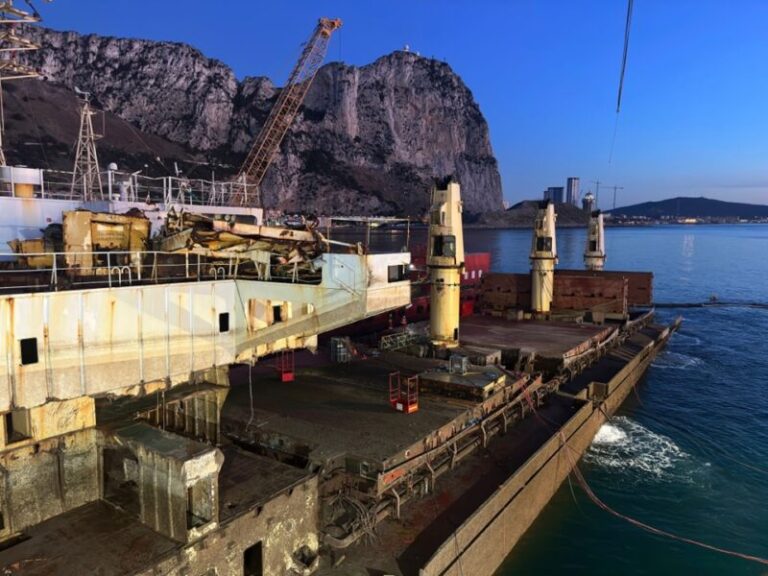 ジブラルタル沖の貨物船「OS 35」船尾ブロックの浮上に成功