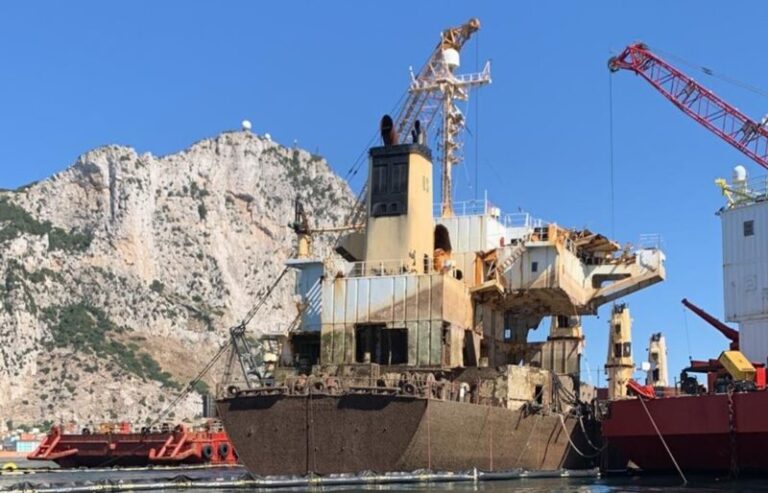 ジブラルタル沖の貨物船「OS 35」船尾ブロックの浮上に成功