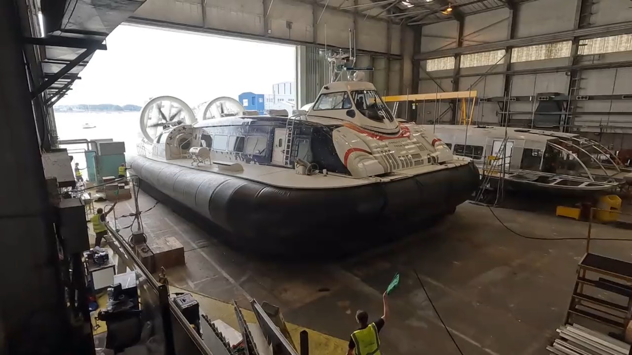 大分で運航予定のホーバークラフト1隻目がついに進水！海上公試へ