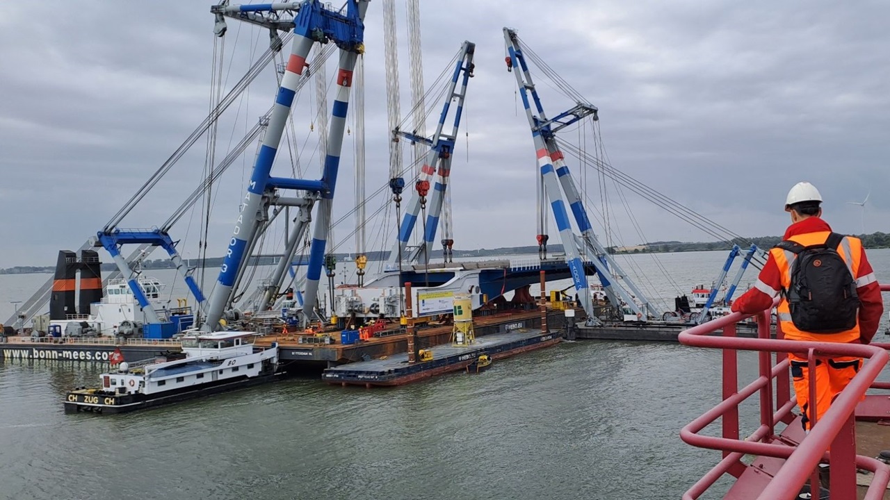 全長57m、重量2,050トンの橋桁を3隻のクレーン船で設置