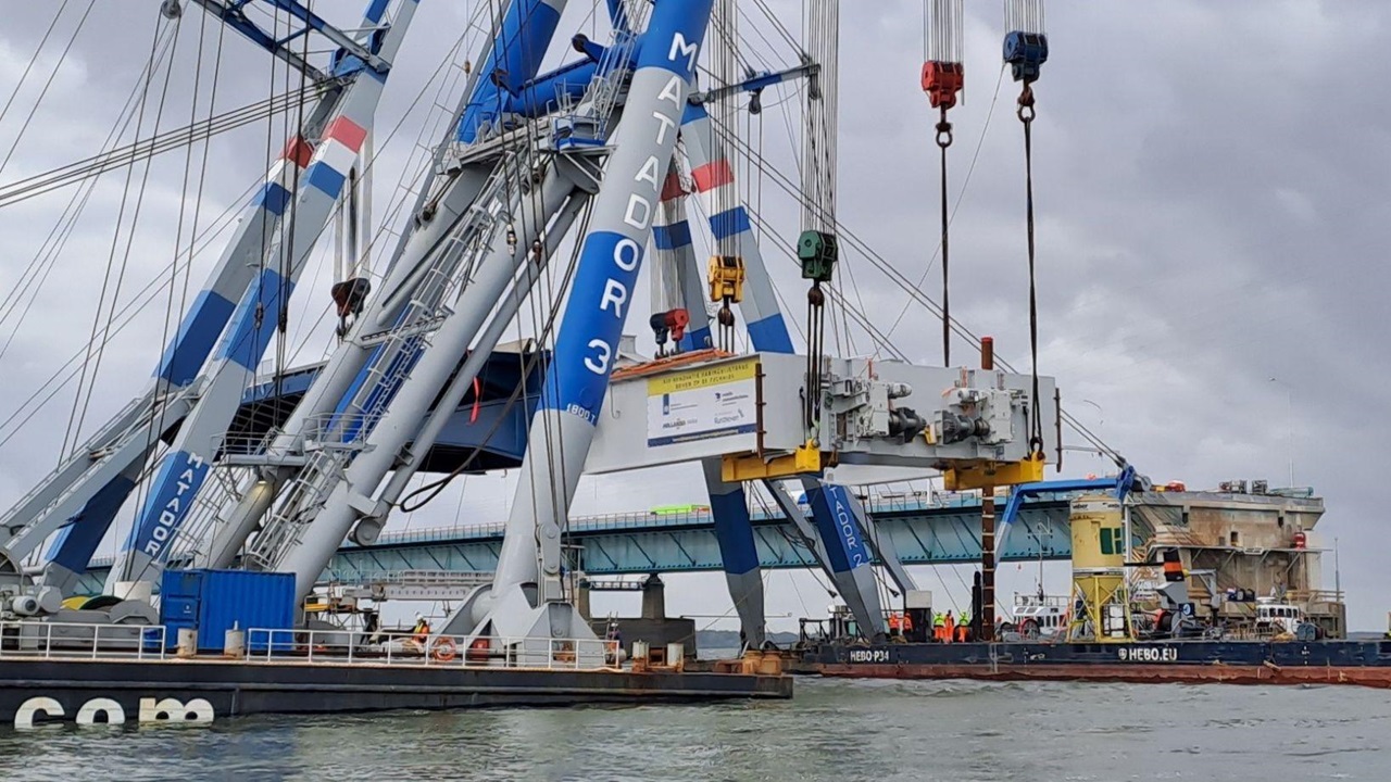 全長57m、重量2,050トンの橋桁を3隻のクレーン船で設置