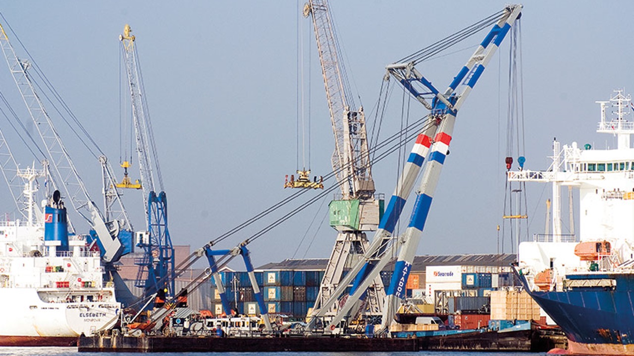 全長57m、重量2,050トンの橋桁を3隻のクレーン船で設置