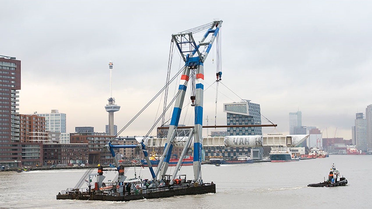 全長57m、重量2,050トンの橋桁を3隻のクレーン船で設置