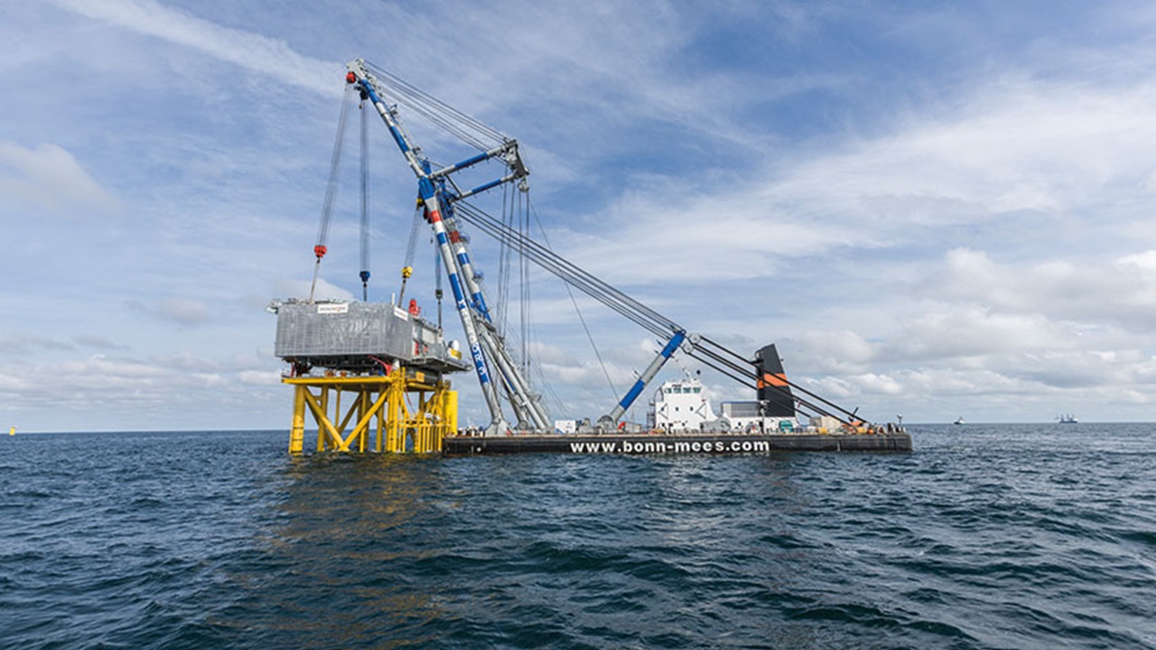 全長57m、重量2,050トンの橋桁を3隻のクレーン船で設置