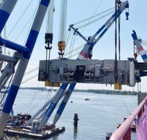 全長57m、重量2,050トンの橋桁を3隻のクレーン船で設置