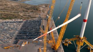 フランスで浮体基礎に8MW風力タービン組み立て完了