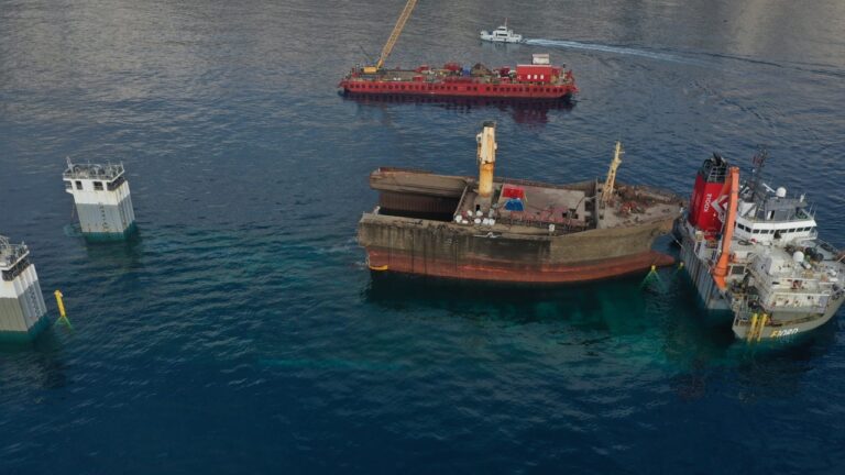 ジブラルタル沖の貨物船「OS 35」半潜水式バージへの搭載完了