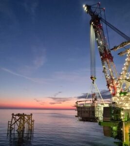 「Orion」による約3,000トンの洋上変電所設置