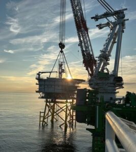 「Orion」による約3,000トンの洋上変電所設置