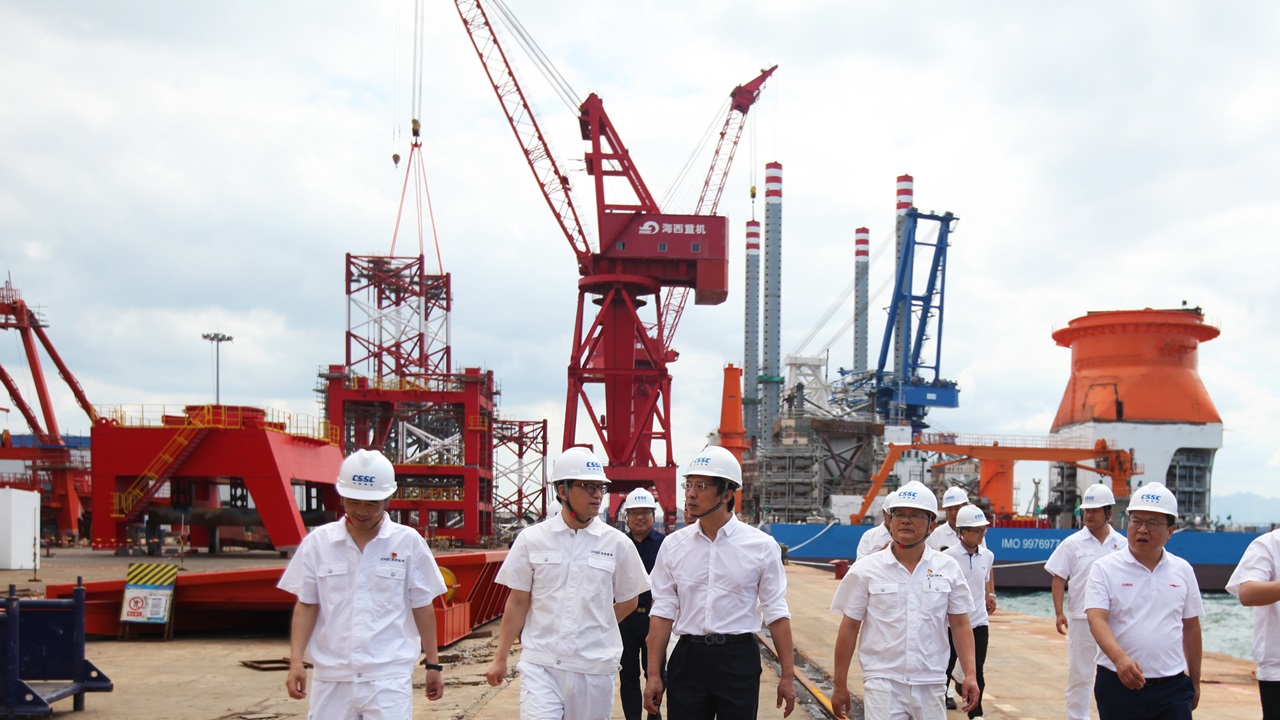 SEP船「华夏金租神大01」メインクレーン搭載完了