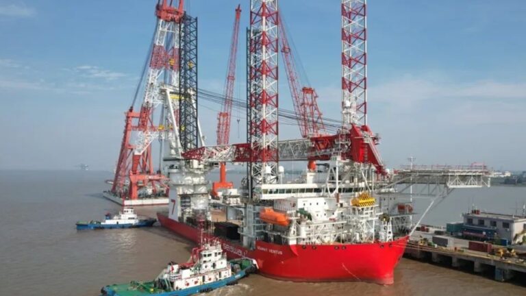 2,500トン吊りSEP起重機船「BLUE WIND」