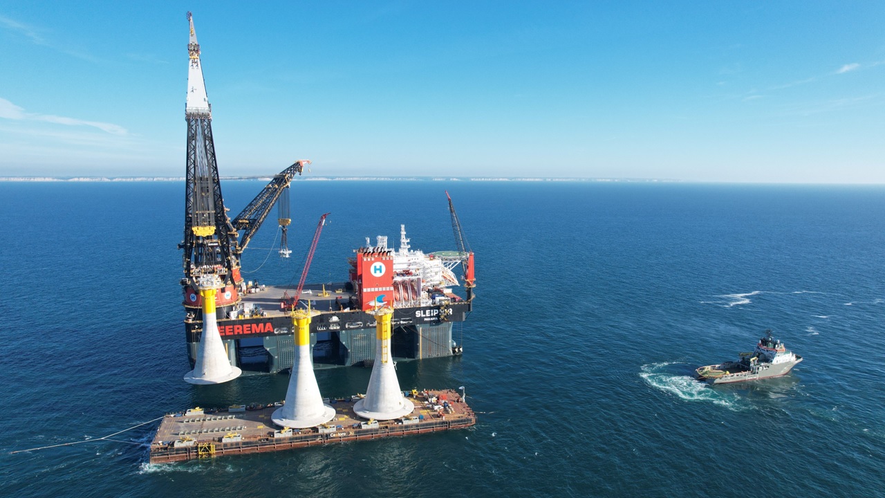 Fécamp洋上風力でSEP船による7MW風力タービン設置開始