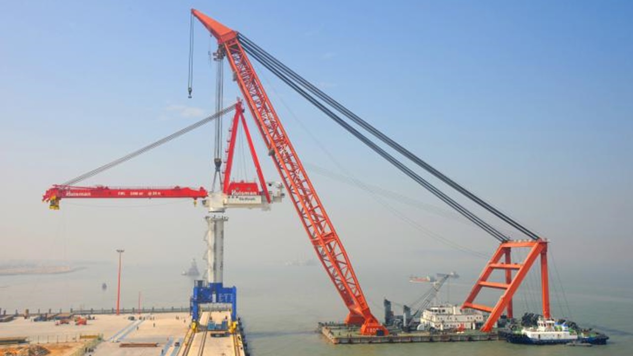 2,600トン吊りのユニークな岸壁クレーン「Skyhook」