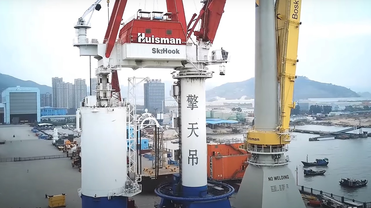 2,600トン吊りのユニークな岸壁クレーン「Skyhook」