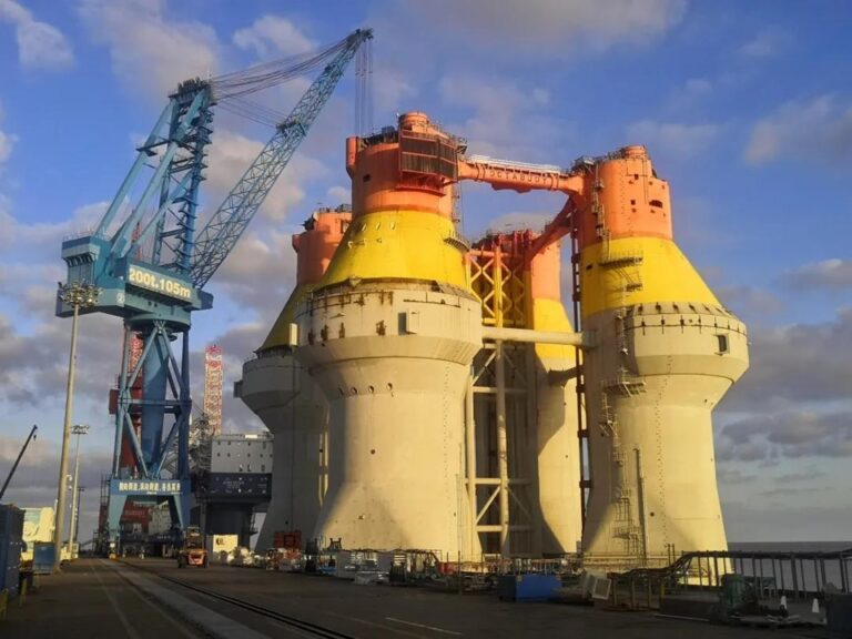 高さ118m、そびえ立つ塔の上にクレーン搭載した船の正体は？