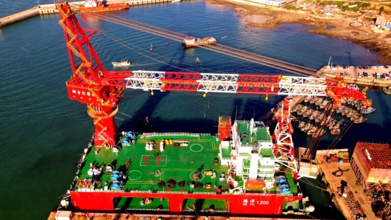 高さ118m、そびえ立つ塔の上にクレーン搭載した船の正体は？