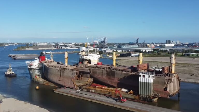 引き揚げられた貨物船「OS 35」がオランダの解体施設に到着