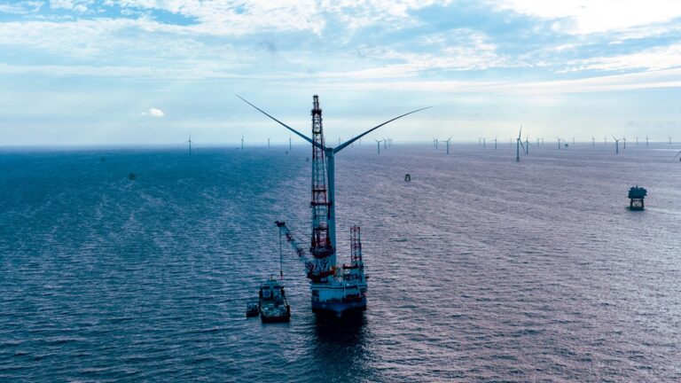 1,600トン吊りSEP船「中天31」14MW風力タービン設置