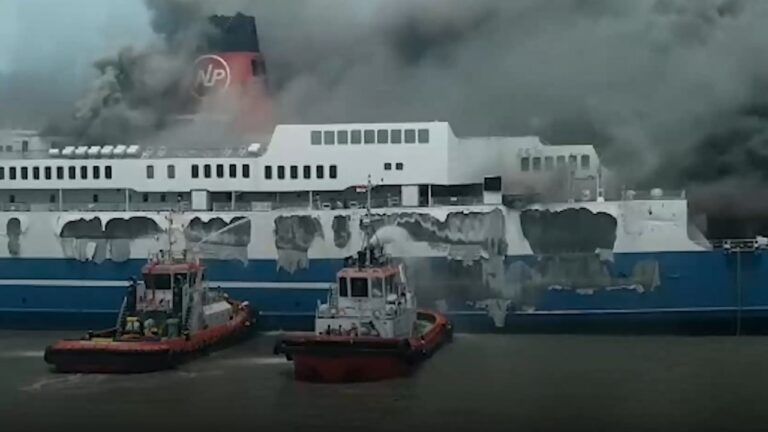 ASEAN首脳会談の最中、インドネシアで元日本就航フェリーが火災