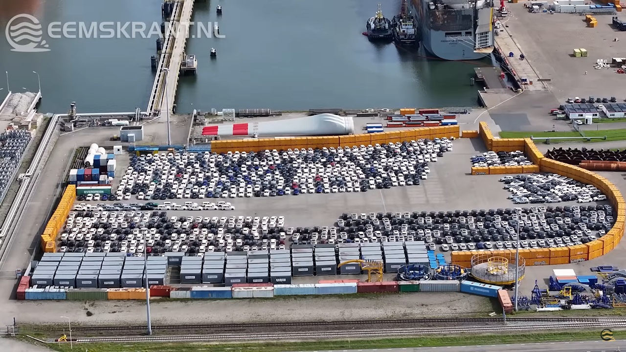 大型クレーン船による「Gode Wind 3」洋上変電所設置