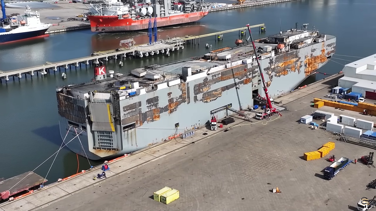 大型クレーン船による「Gode Wind 3」洋上変電所設置