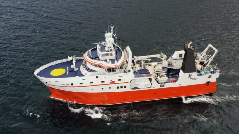 グリーンランドで座礁の「オーシャン・エクスプローラー」離礁に成功